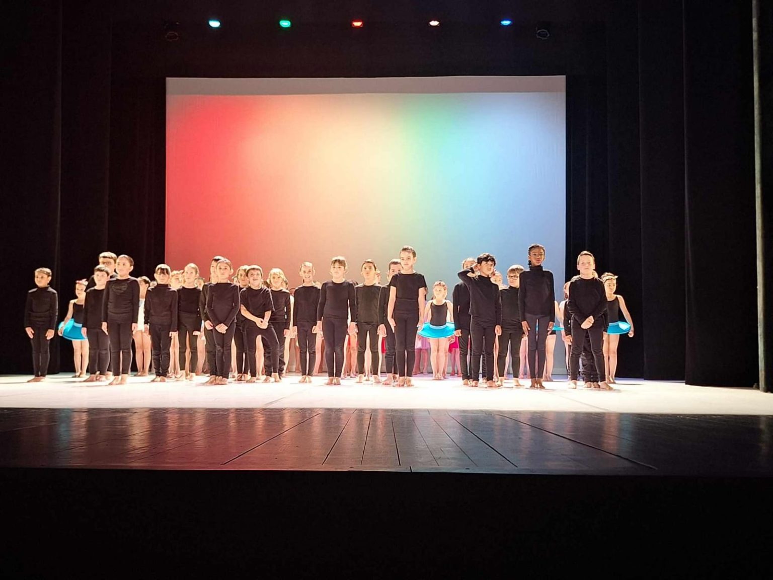 Spectacle de Danse Contemporaine CE2 | Institut Saint-Dominique